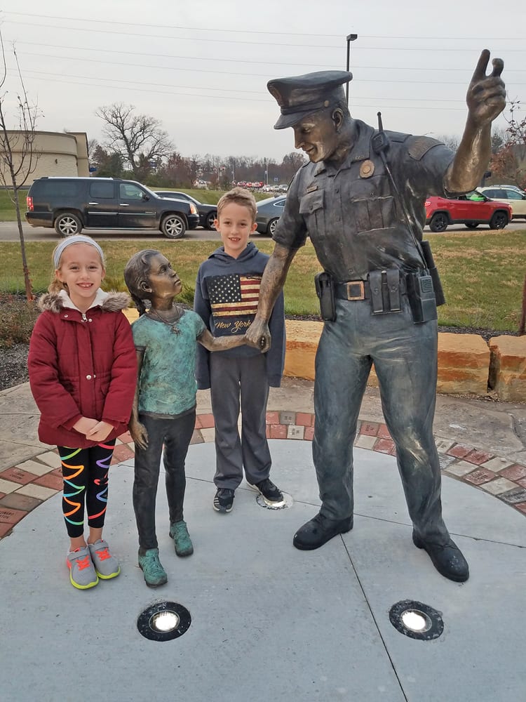 police-officer-and-little-girl-statue